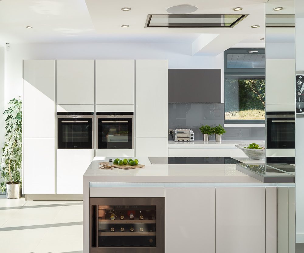 Modern Handleless Kitchen in White and Graphite