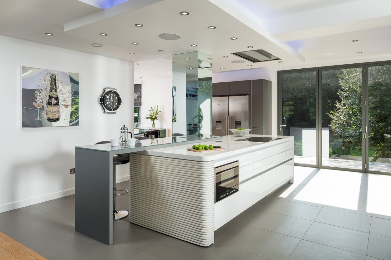 Modern Handleless Kitchen in White and Graphite