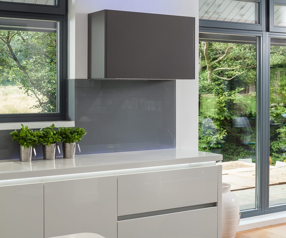 Modern Handleless Kitchen in White and Graphite